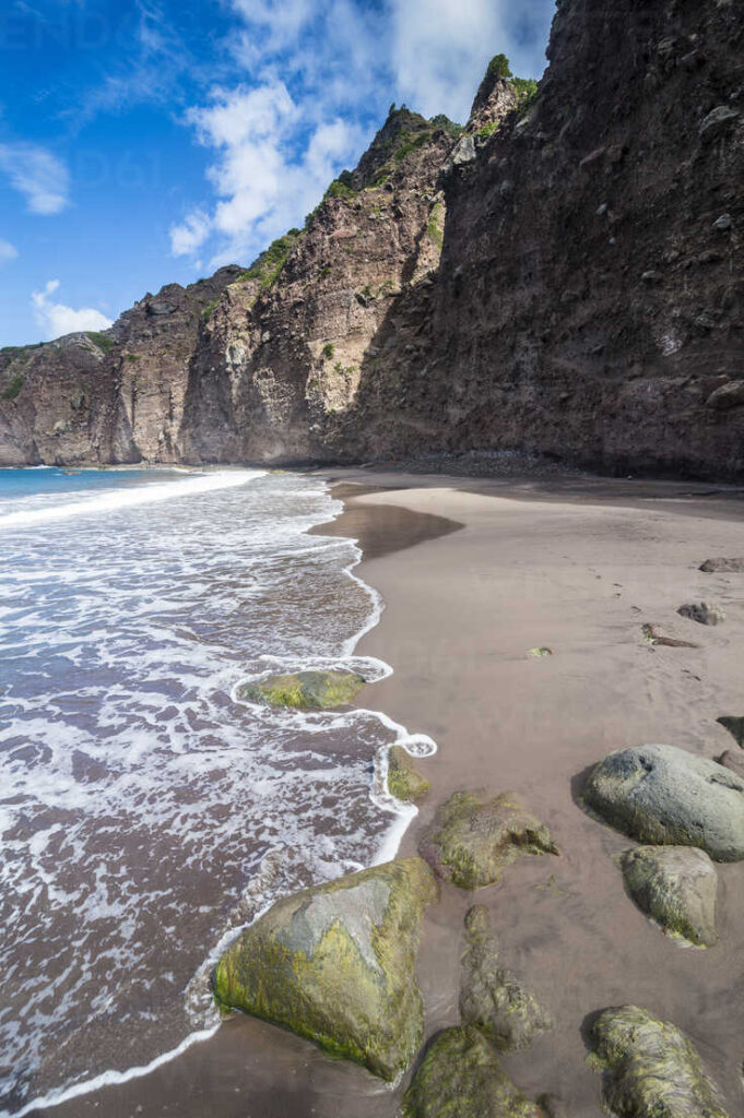 Caribbean, Netherland Antilles, Saba, Well’s Bay, beach | Saba Tourism